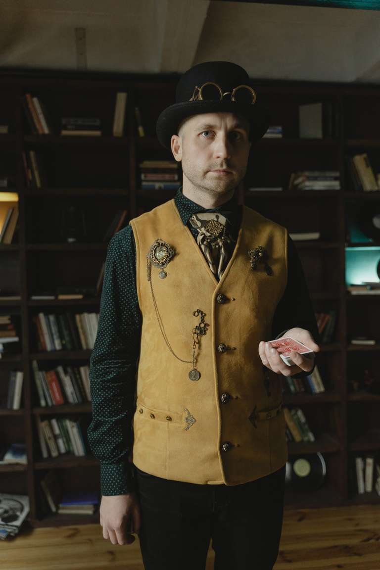 What is a bowler hat and what is its history? - Belt Hatch